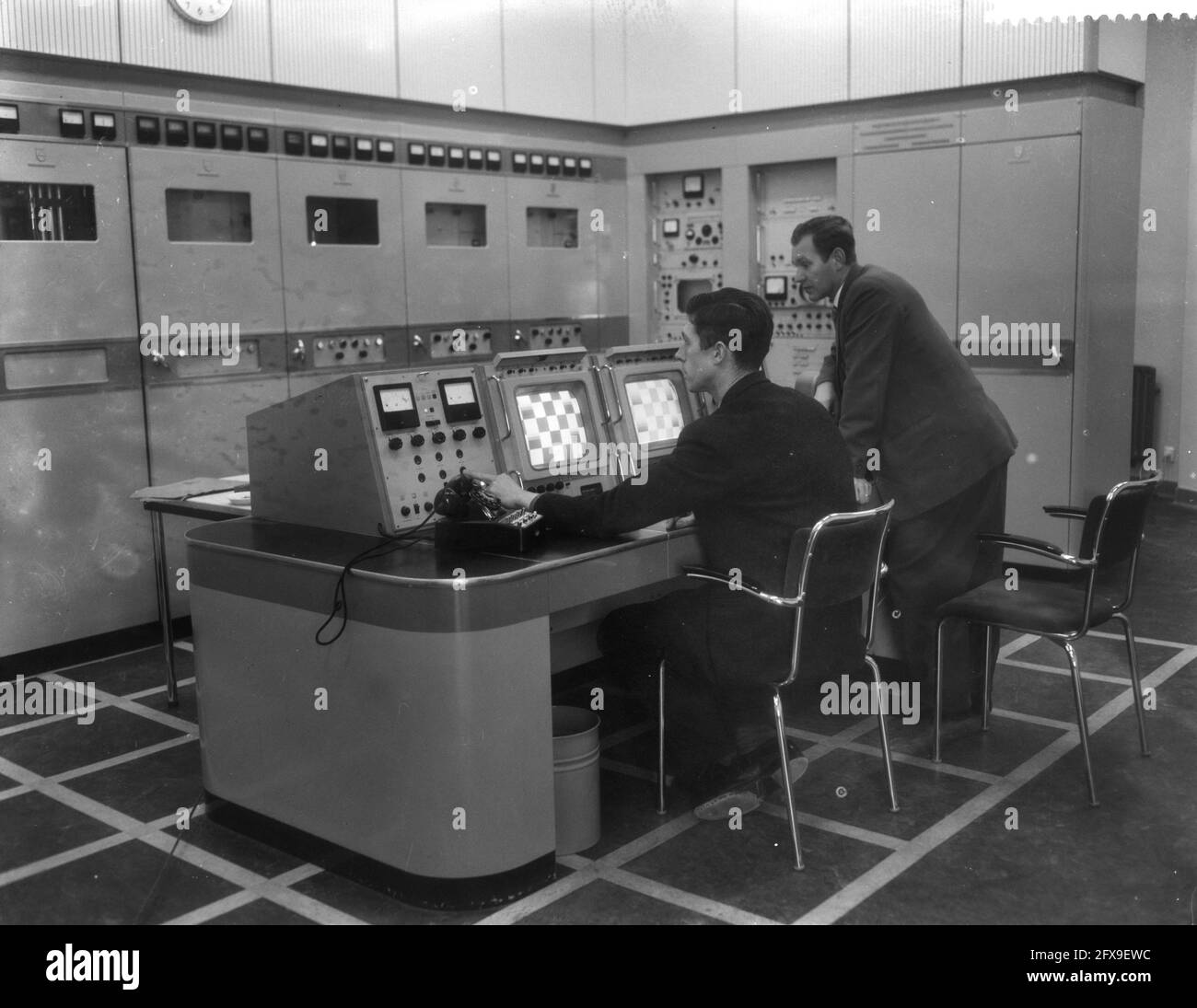 Construction of television beam transmitter in Markelo, control room ...