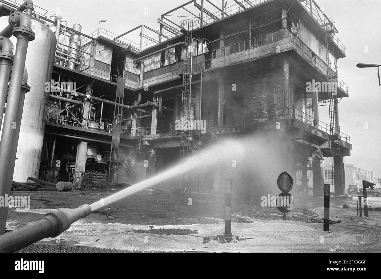 Fire at Shell in Pernis; overview of extinguishing activities, 14 ...