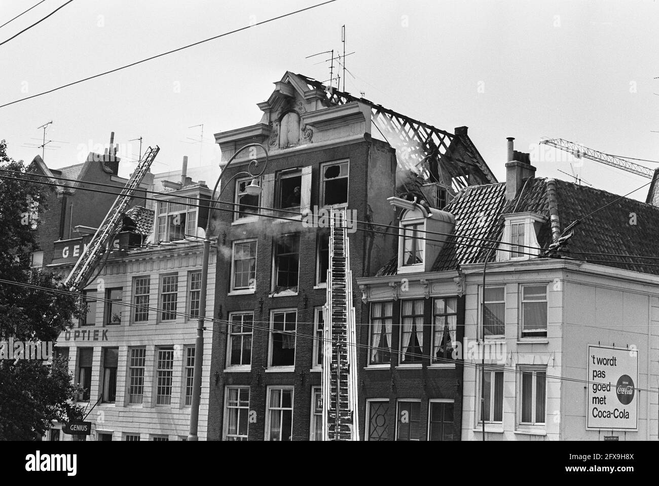 Fire in canal house Amstel corner Amstelstraat; firefighters ...