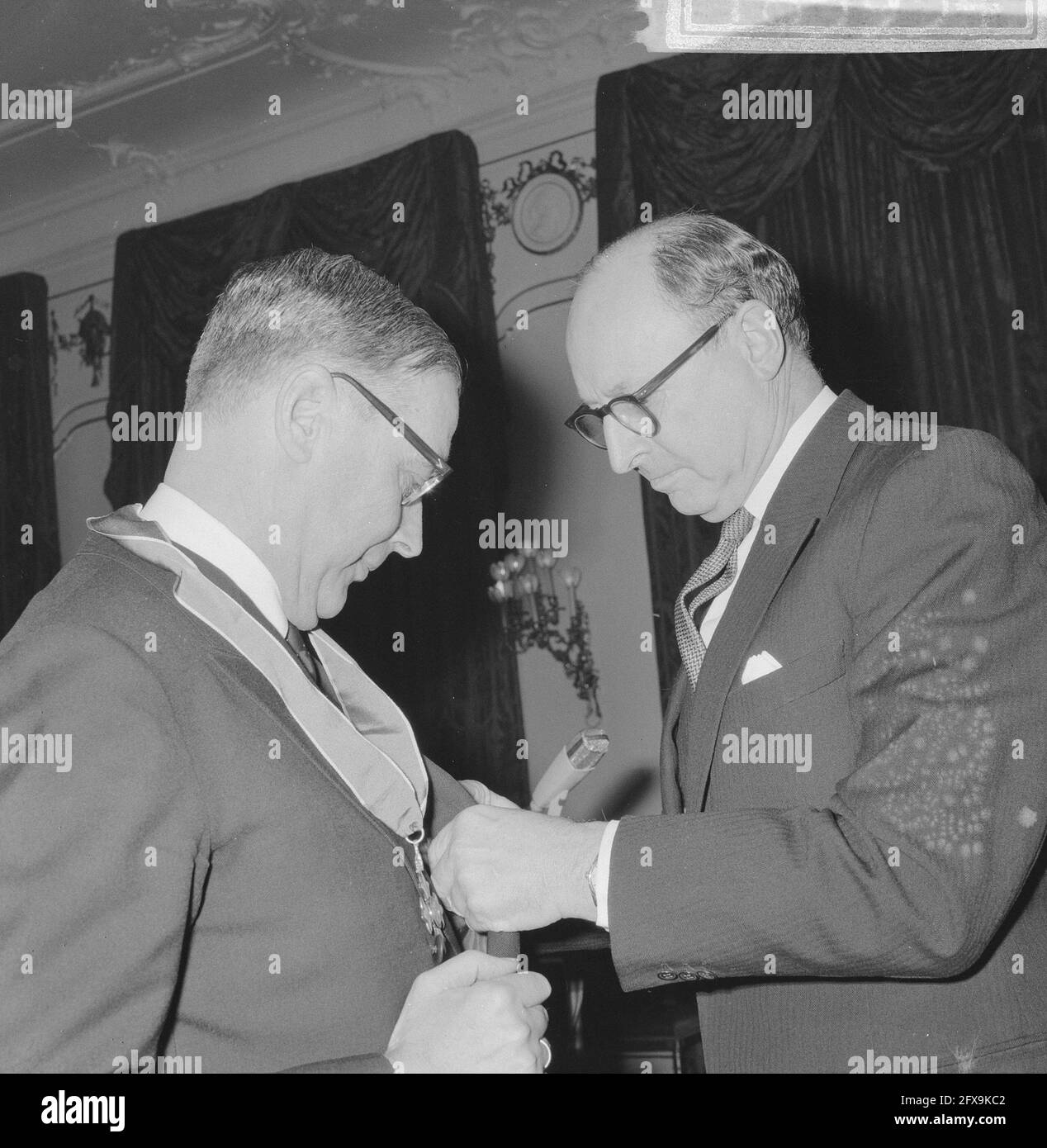 British Ambassador Dutchmen awarded for British week, Mayor Van Hall ...