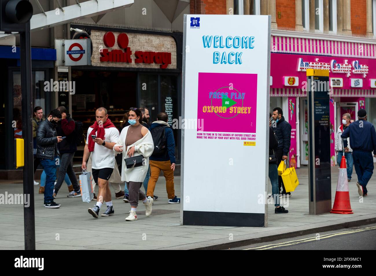 Welcome back to oxford street sign hi-res stock photography and images ...