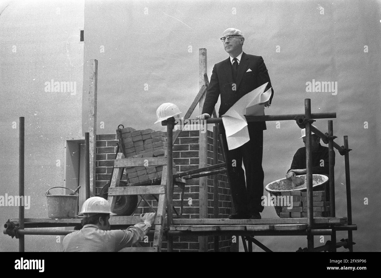 Mayor I. Samkalden of Amsterdam opens tent. photos Publikphot 1970 in ...