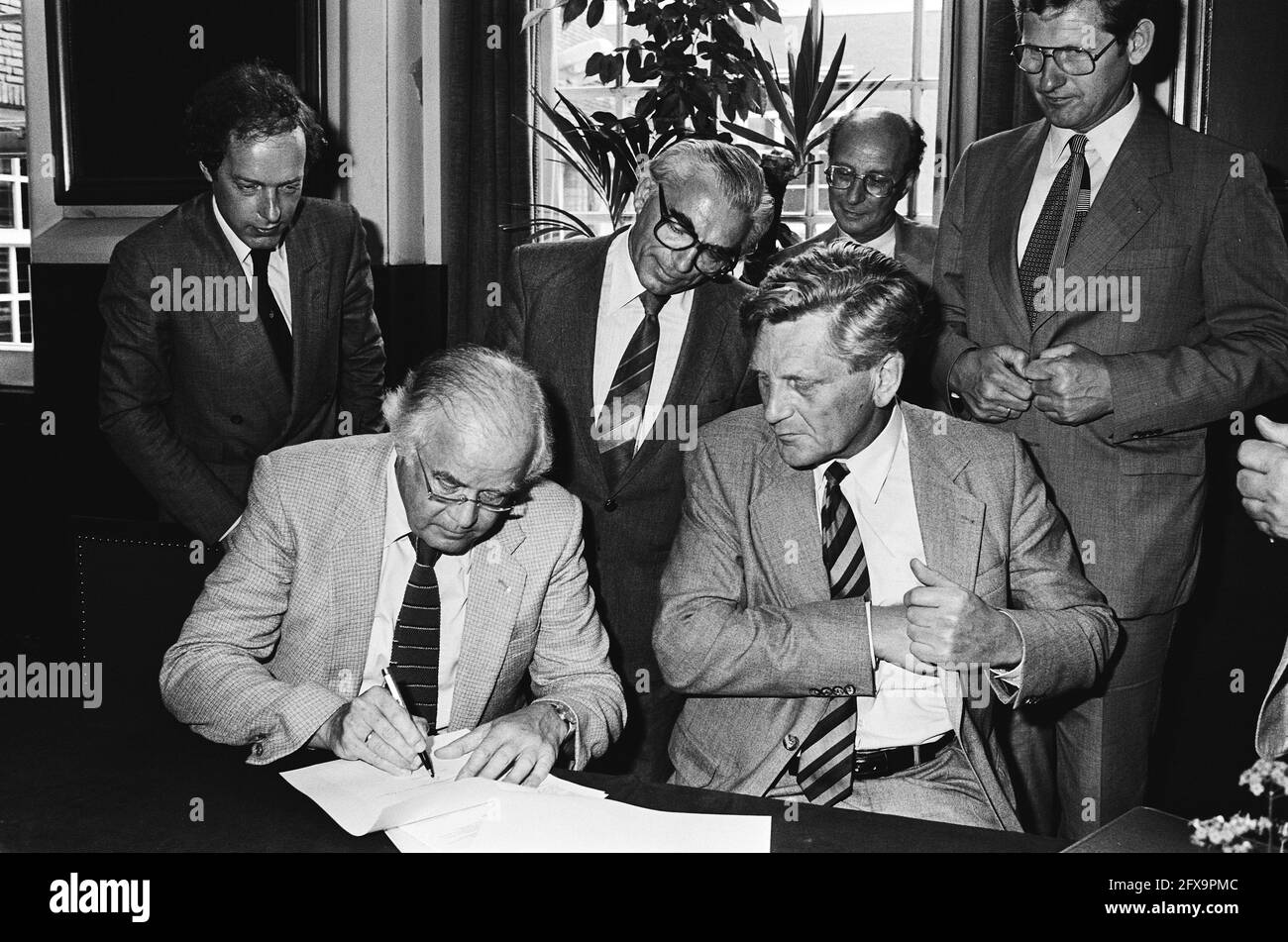 Mayor Polak and alderman Spoelstra sign contract with building ...