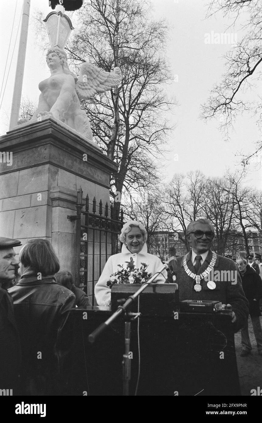 Mayor Polak and his wife unveil two sphinxes at the entrance to ...