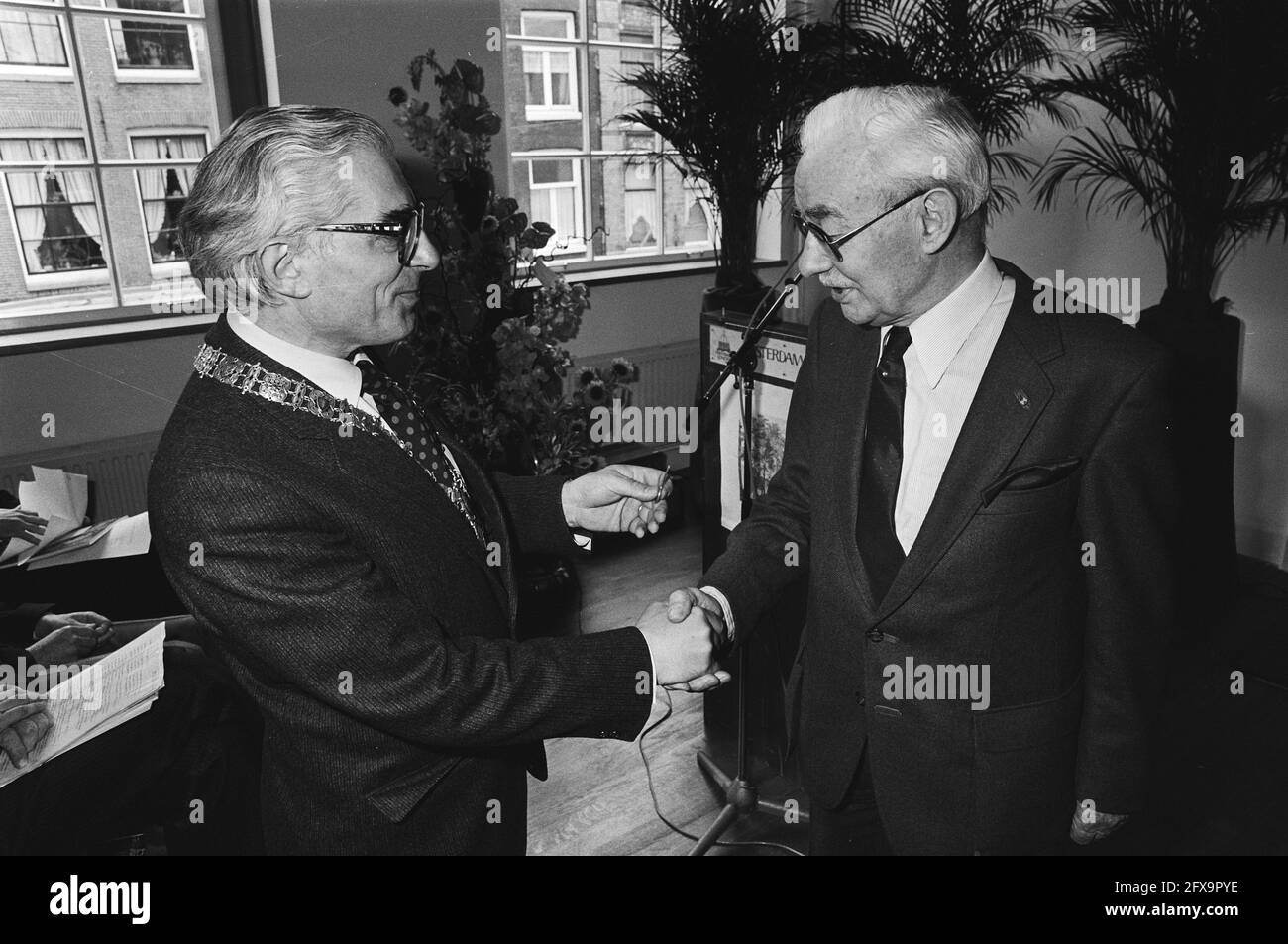 Mayor polak shakes hands hi-res stock photography and images - Alamy