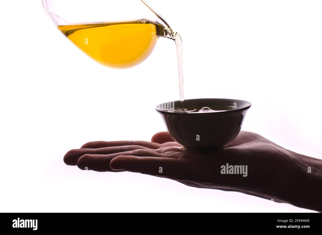 Chinese tea ceremony.pour tea Stock Photo - Alamy