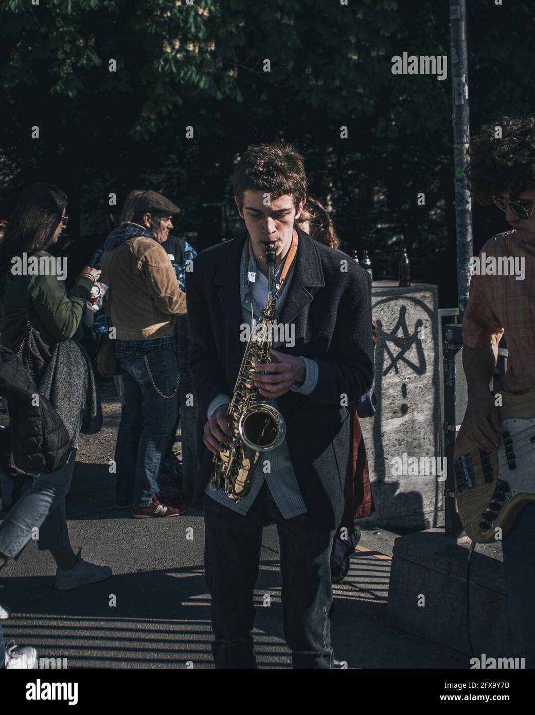 The street singer hi-res stock photography and images - Alamy