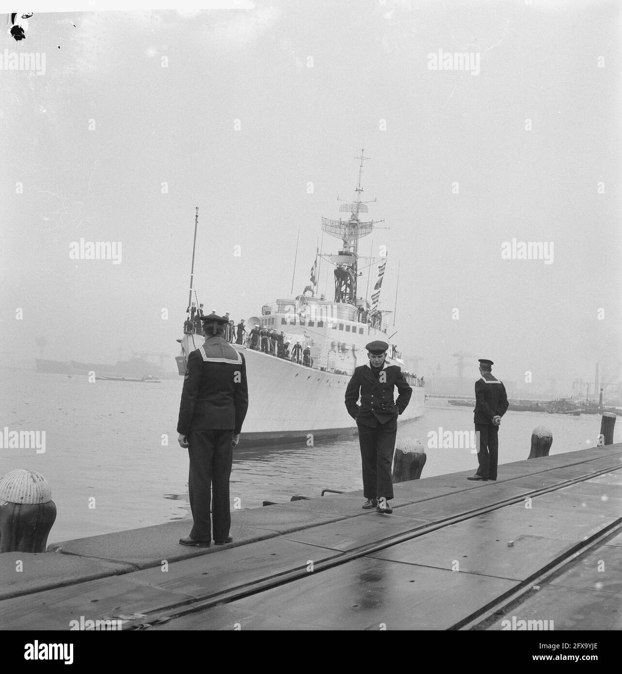 Frigate crescent hi-res stock photography and images - Alamy