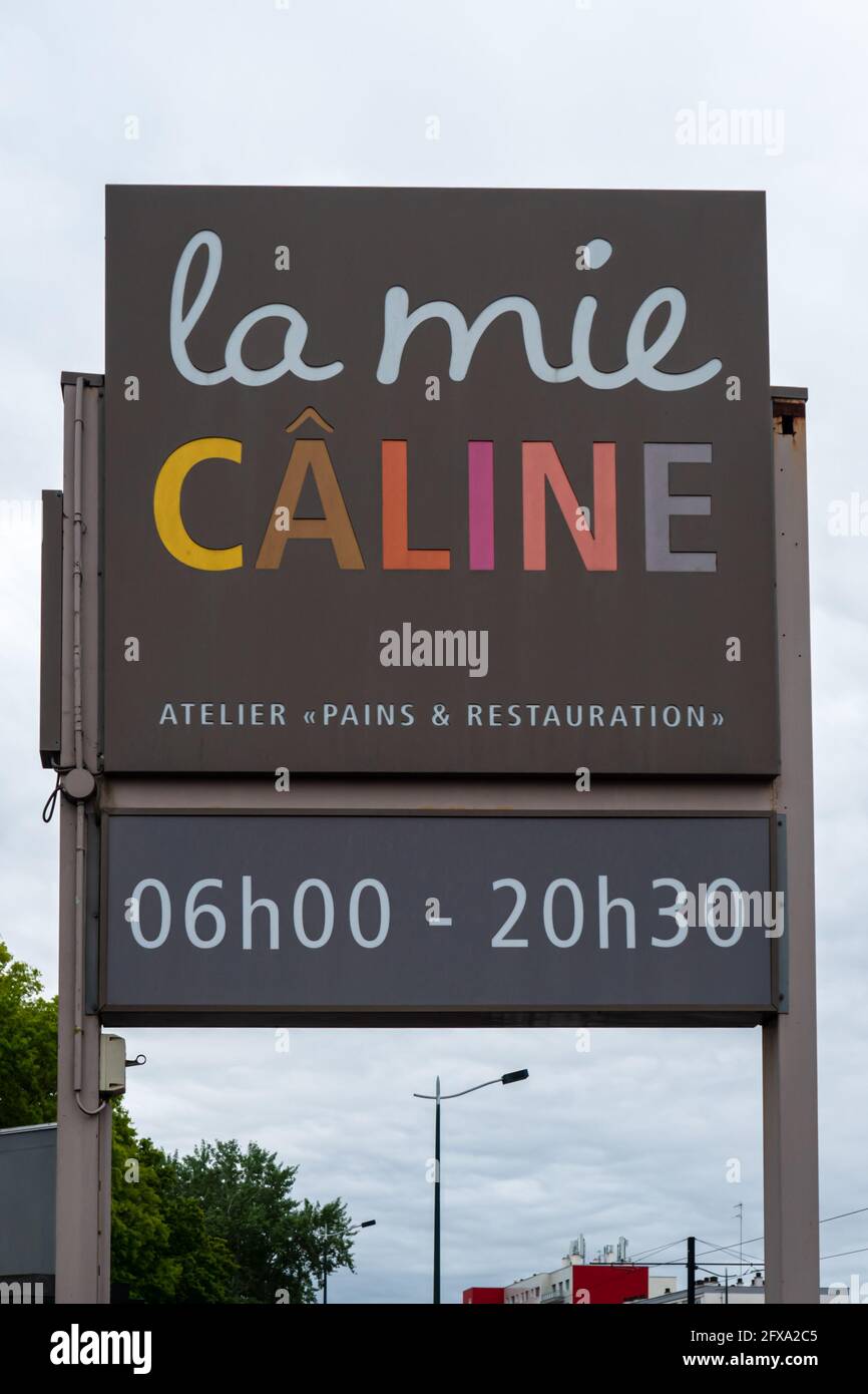 LA MIE CALINE Logo View on Front Store Facade of french Shop with brand ...