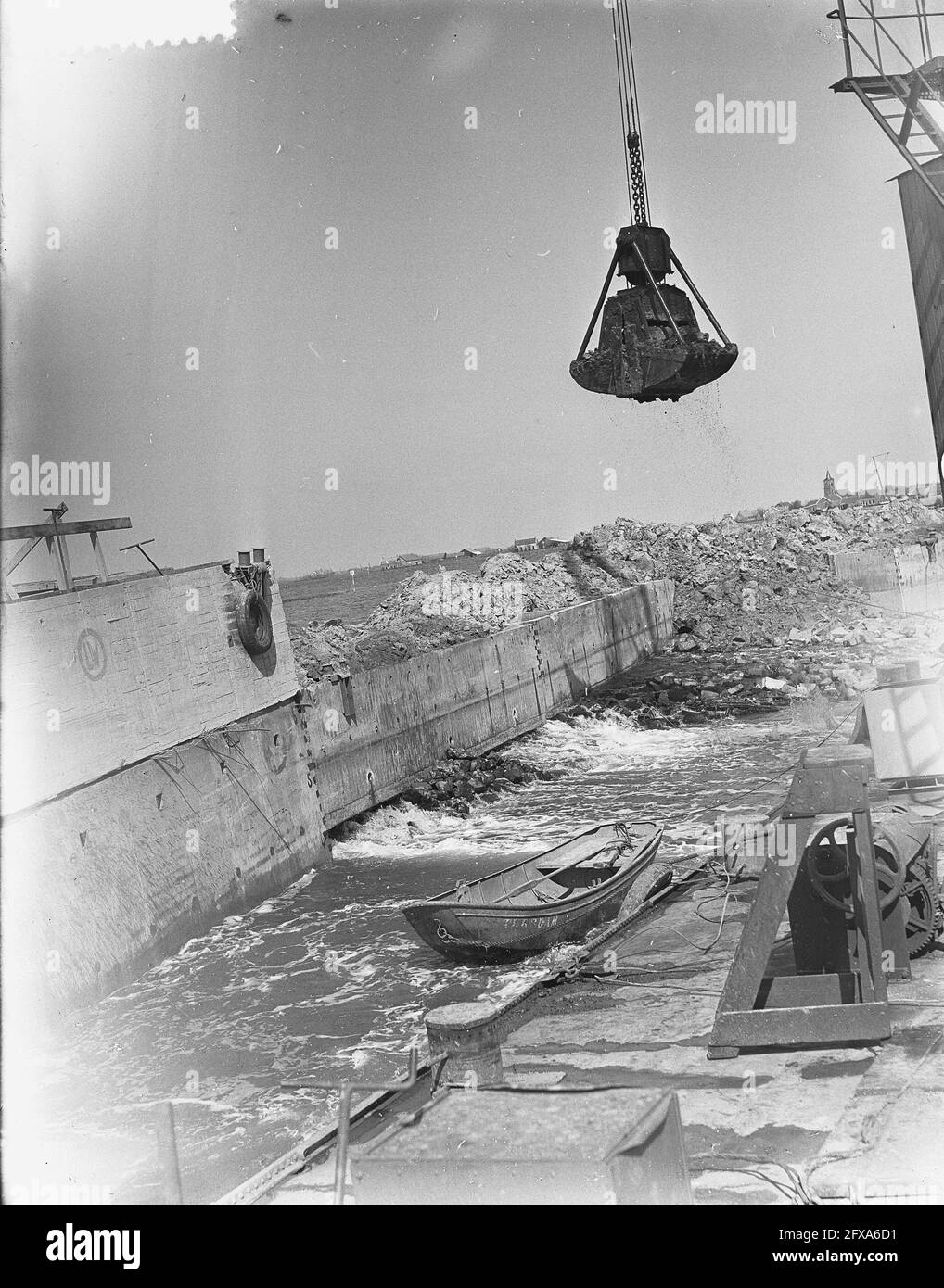 Sealing trench at Schelphoek with Phoenix caisson flow under the ...