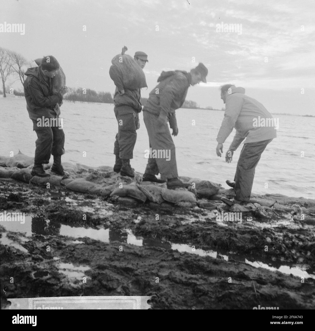 Dike breakage hazard at Alde Ouer on Tjeukemeer; soldiers at work with ...