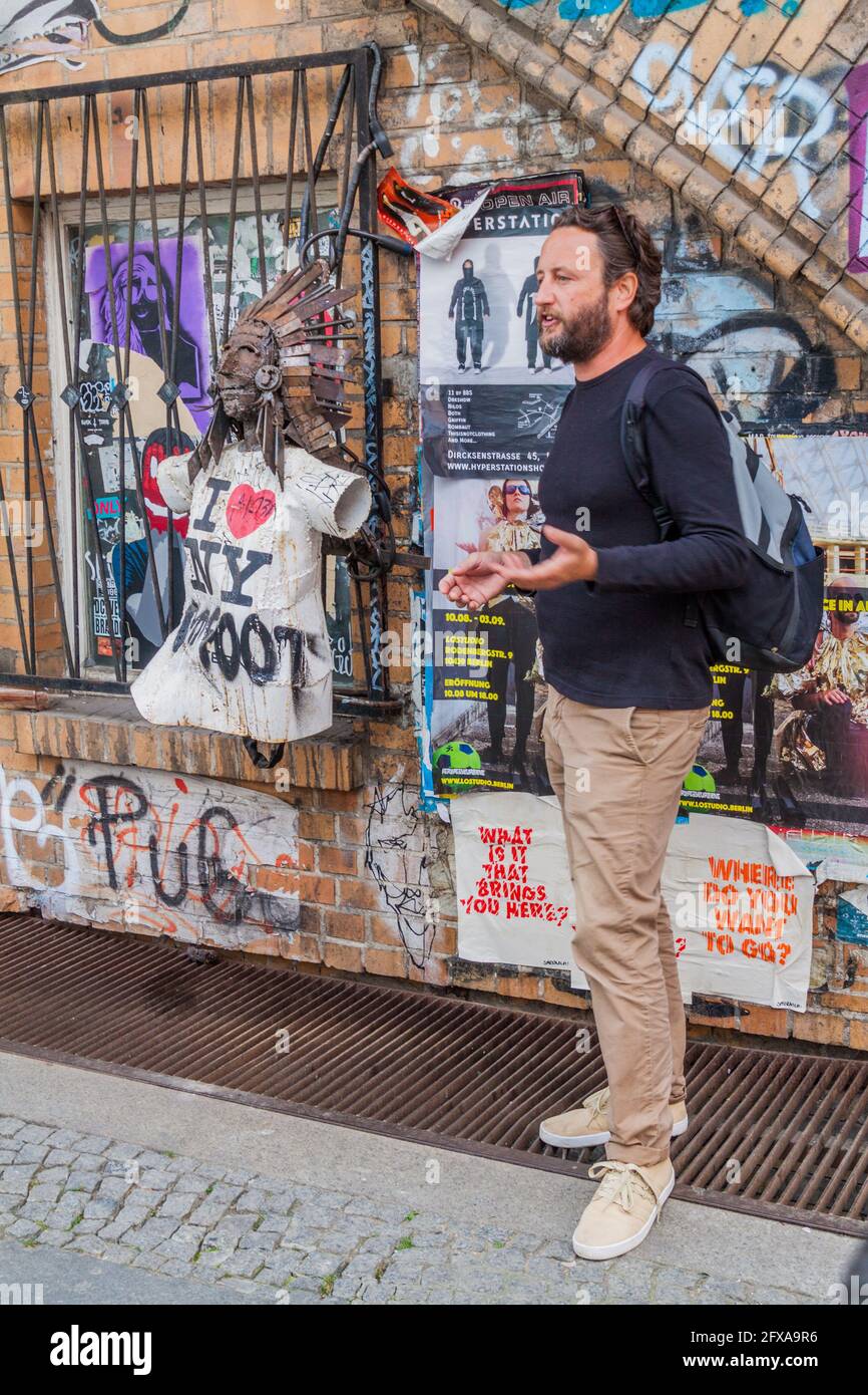 Berlin wall tour guide hi-res stock photography and images - Alamy