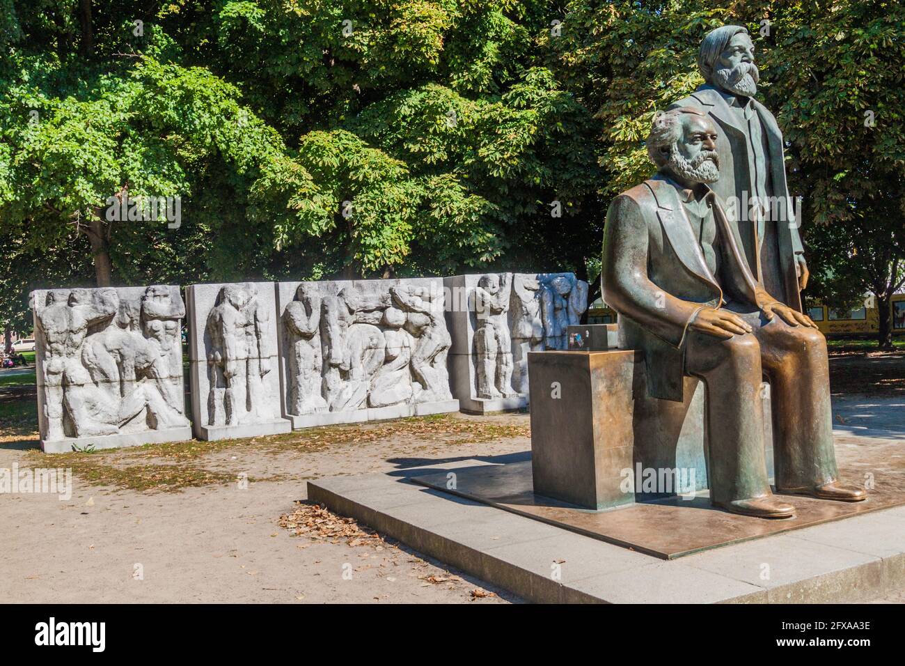 Karl marx statue hi-res stock photography and images - Alamy
