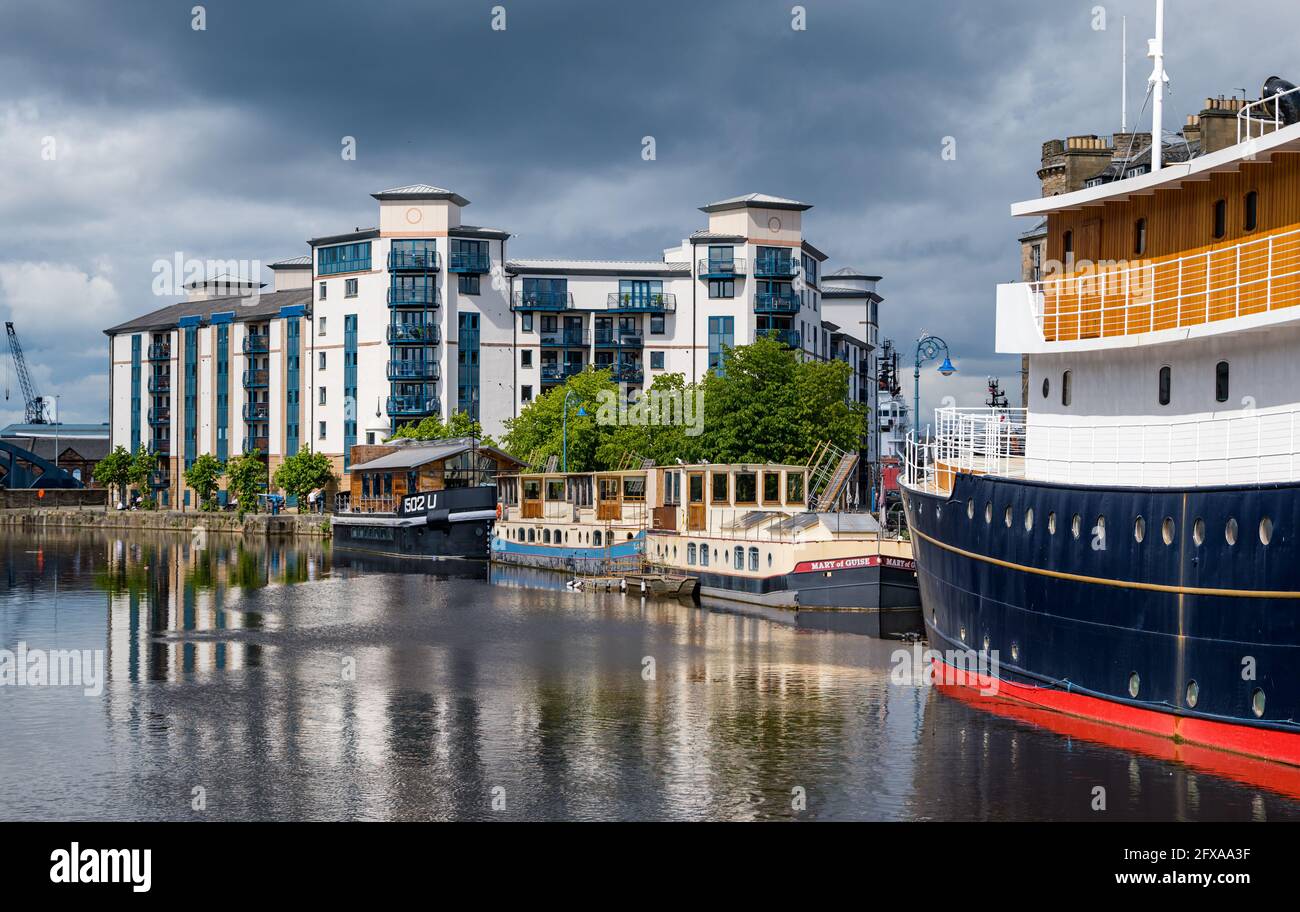 Floating barges hi-res stock photography and images - Alamy