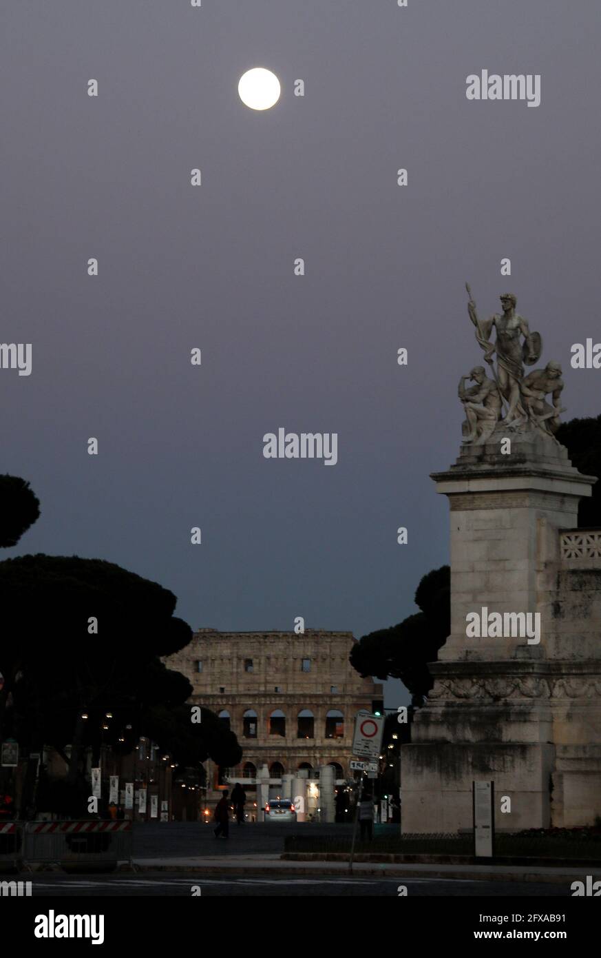 Rome, The Superluna during the Full Moon period photographed at the ...