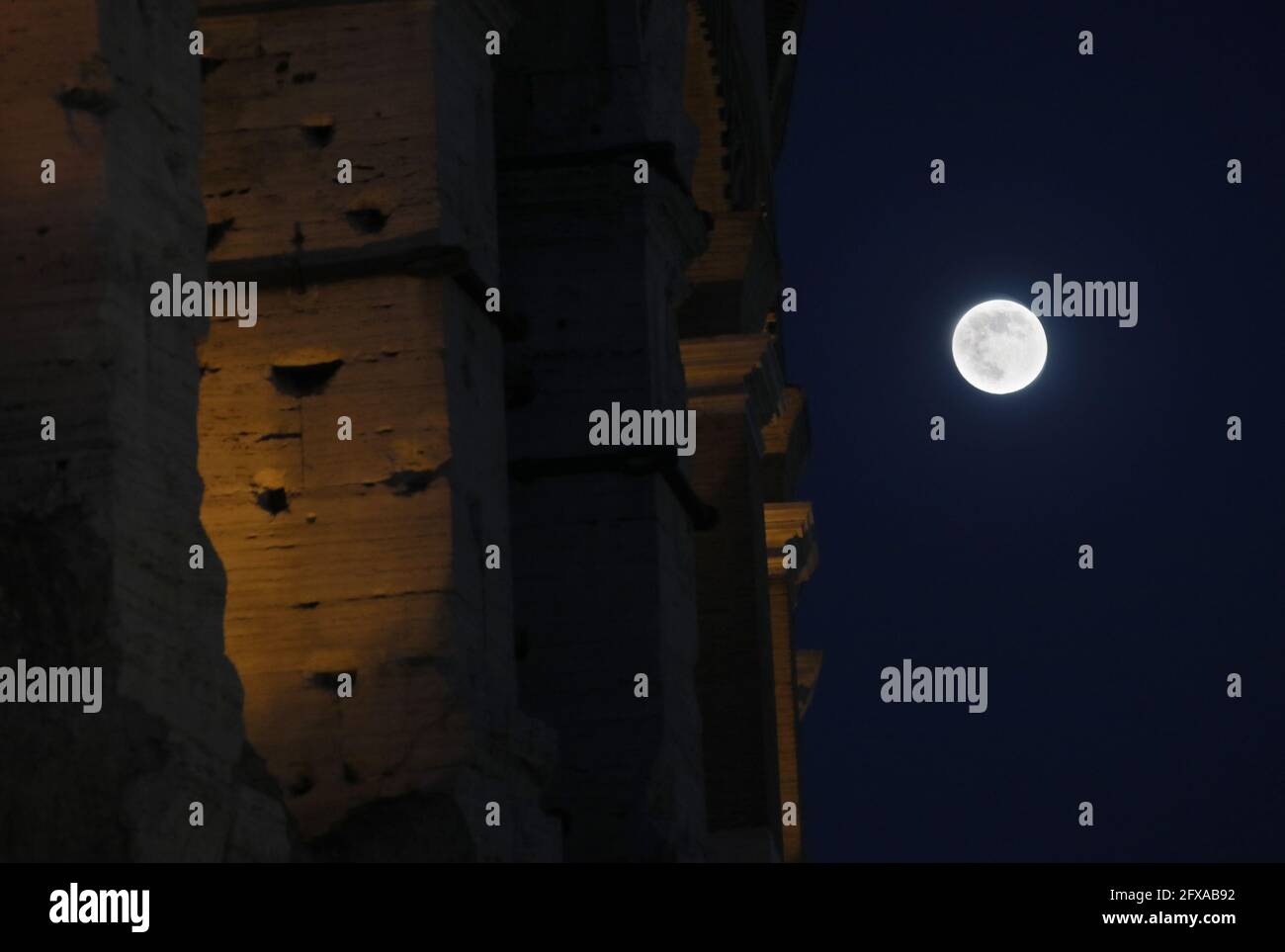 Rome, The Superluna during the Full Moon period photographed at the ...
