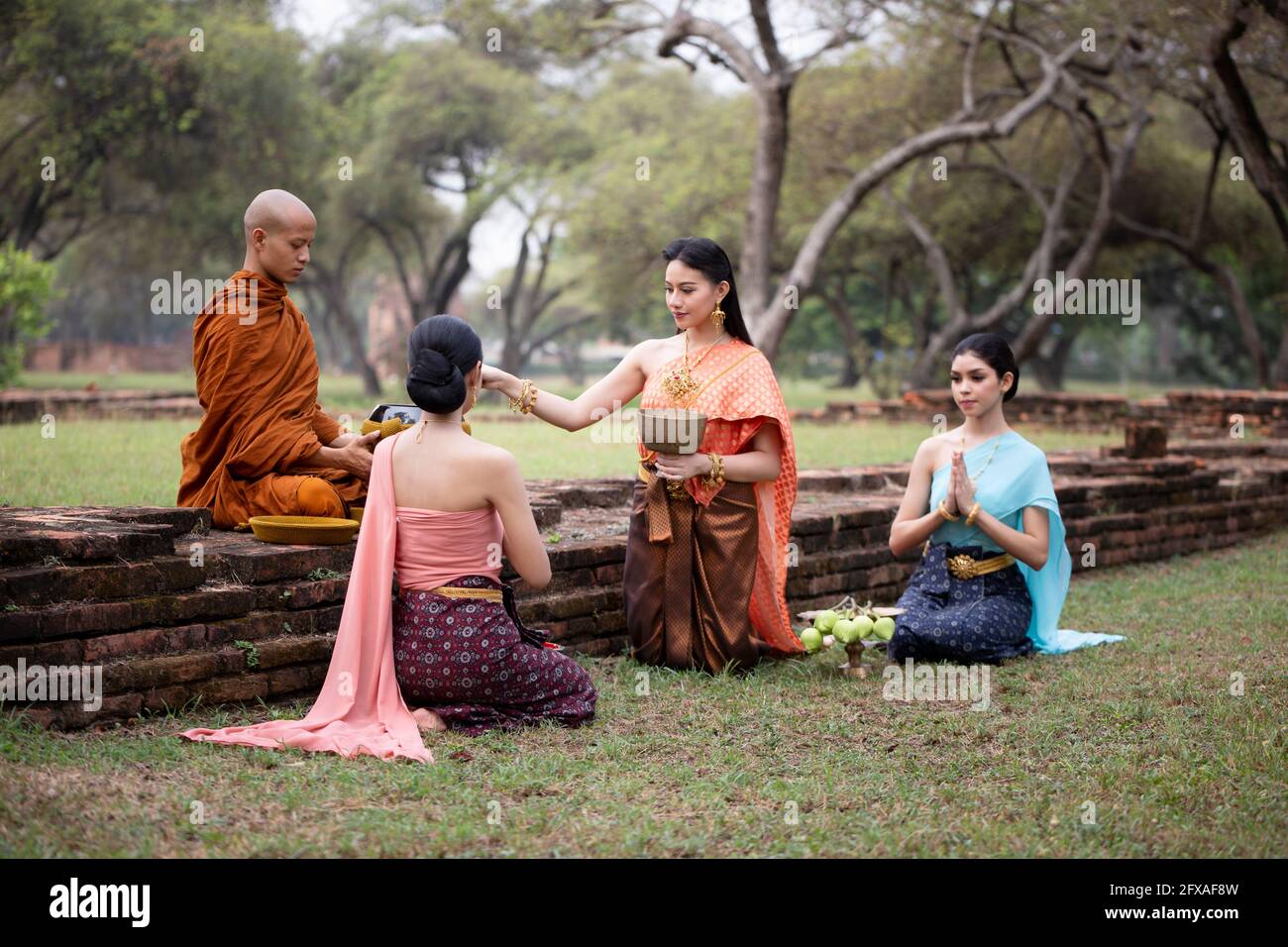 Thai woman pay homage to a Buddhist monk in morning Stock Photo - Alamy