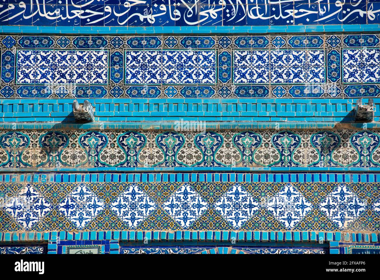 Blue mosaic tiles on the Dome of the Rock mosque, Temple Mount ...