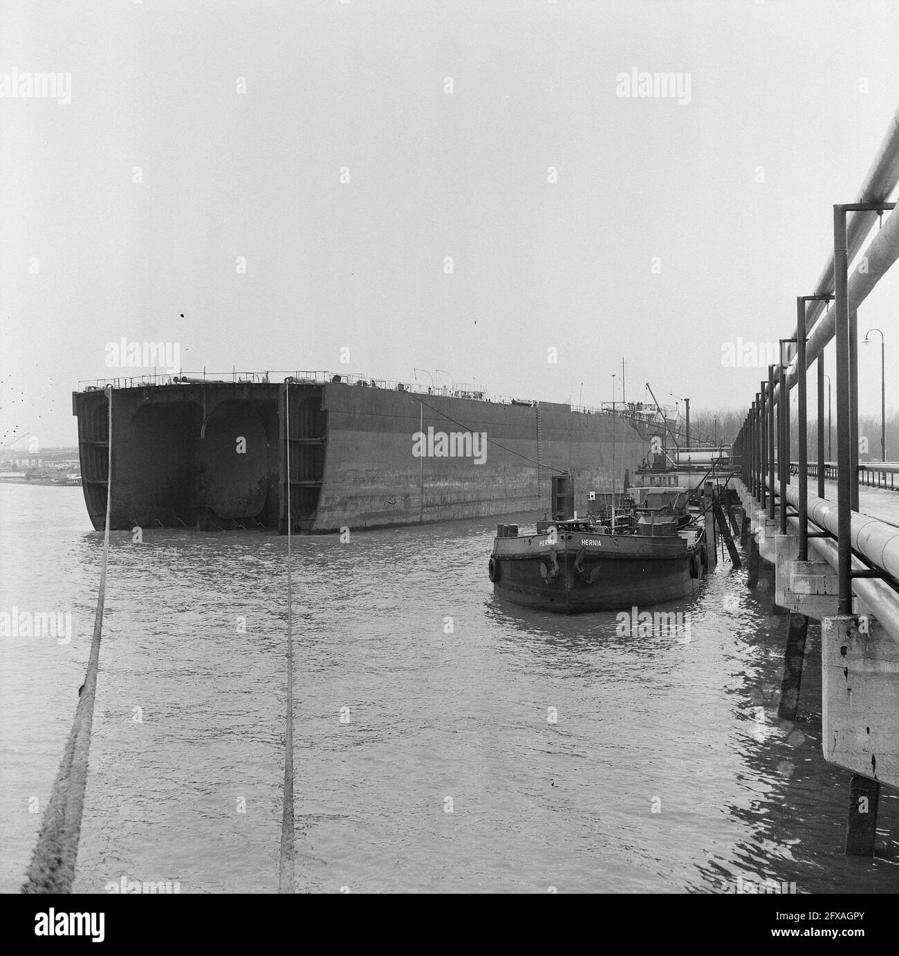 Jetty tankers Black and White Stock Photos & Images - Alamy