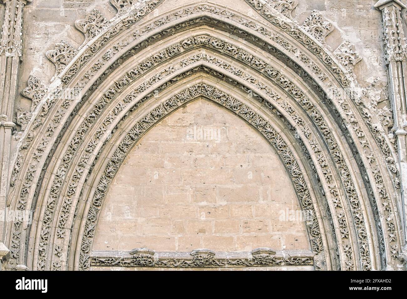 Carved pointed arch hi-res stock photography and images - Alamy