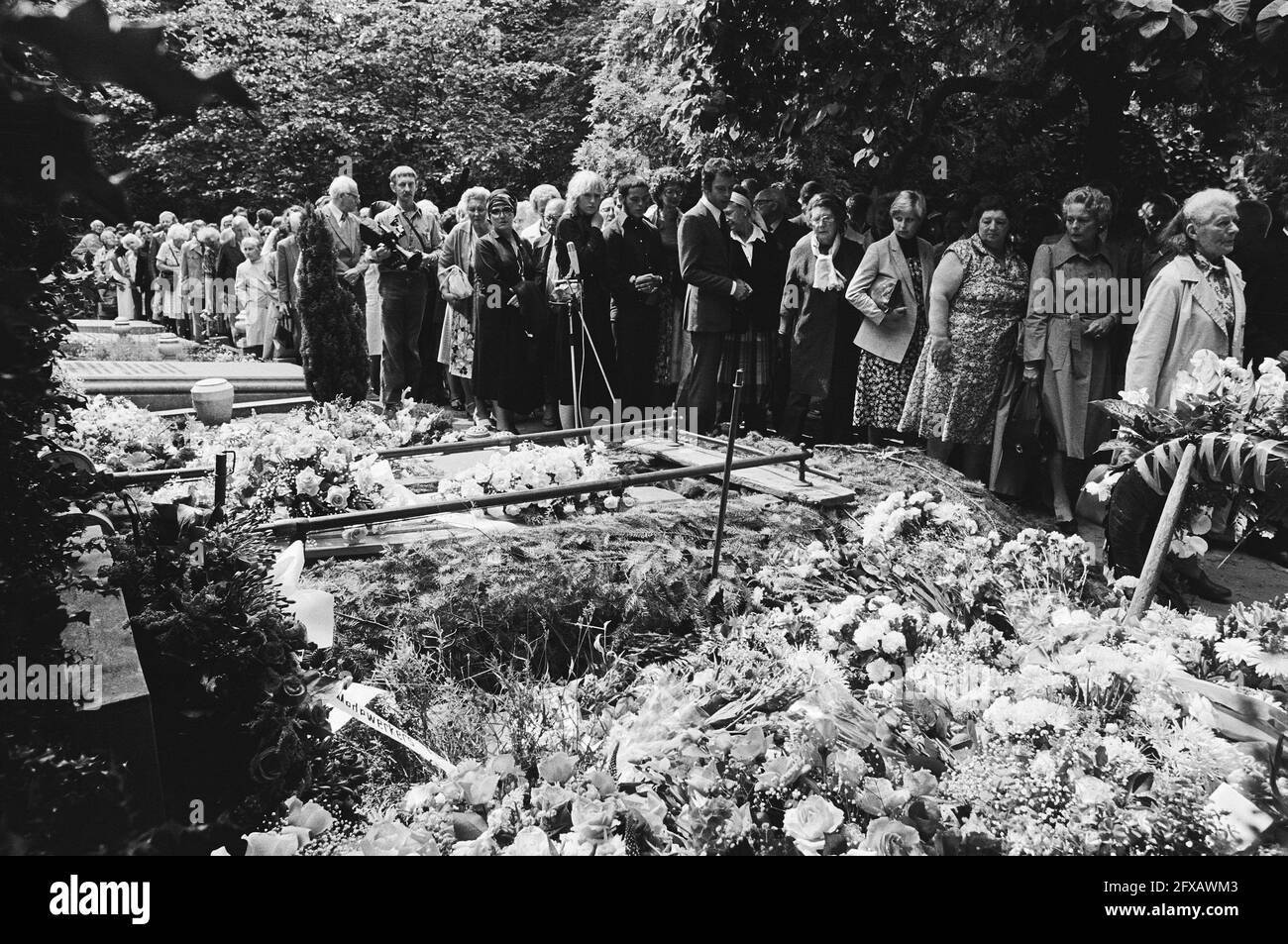 A large number of people say goodbye at the grave, August 12, 1979 ...