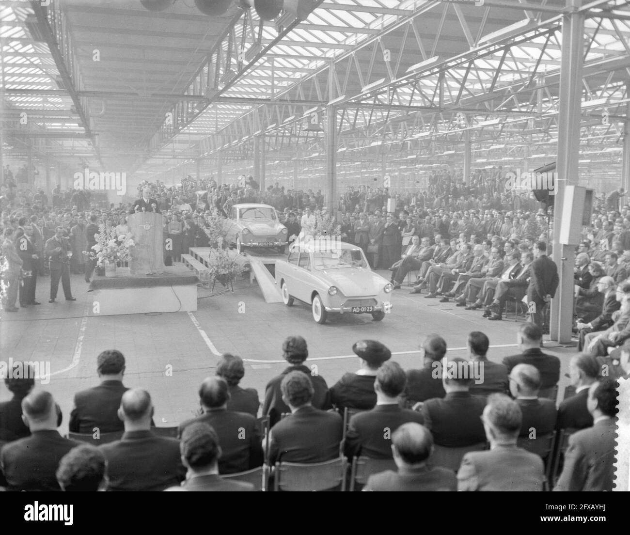 Car assembly line 1990 hi-res stock photography and images - Alamy