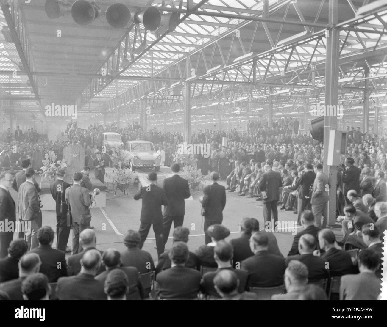Car assembly line 1990 hi-res stock photography and images - Alamy