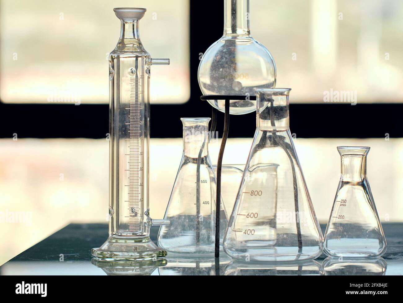 School science laboratory bottles chemicals hi-res stock photography ...