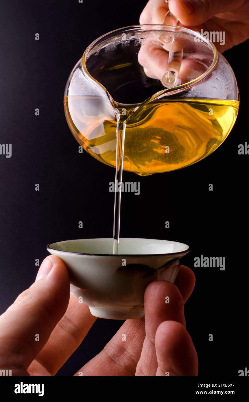 Chinese tea ceremony.pour tea Stock Photo - Alamy