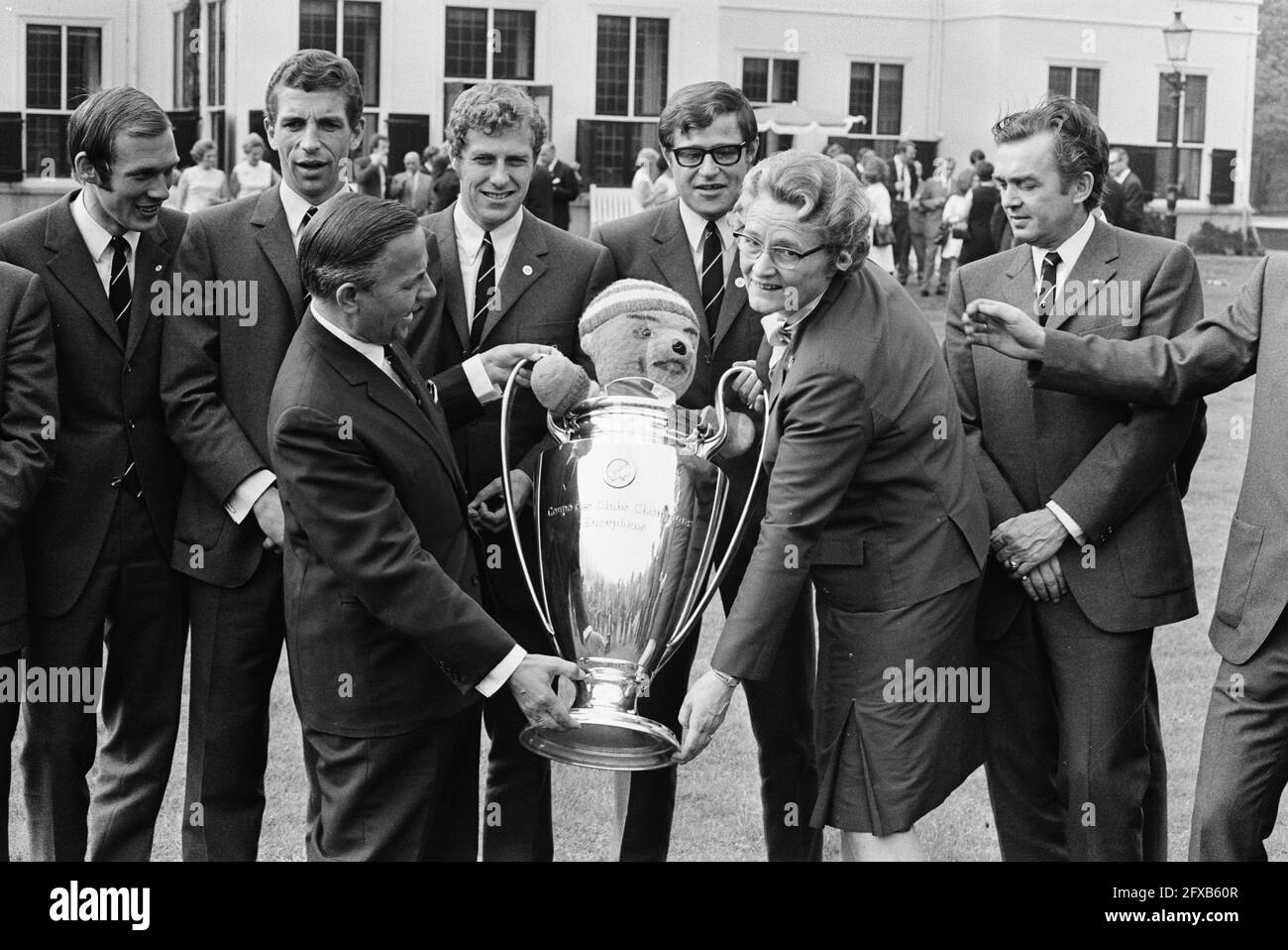 Feijenoord team received at Catshuis, The Hague, De Jong and Klompe ...