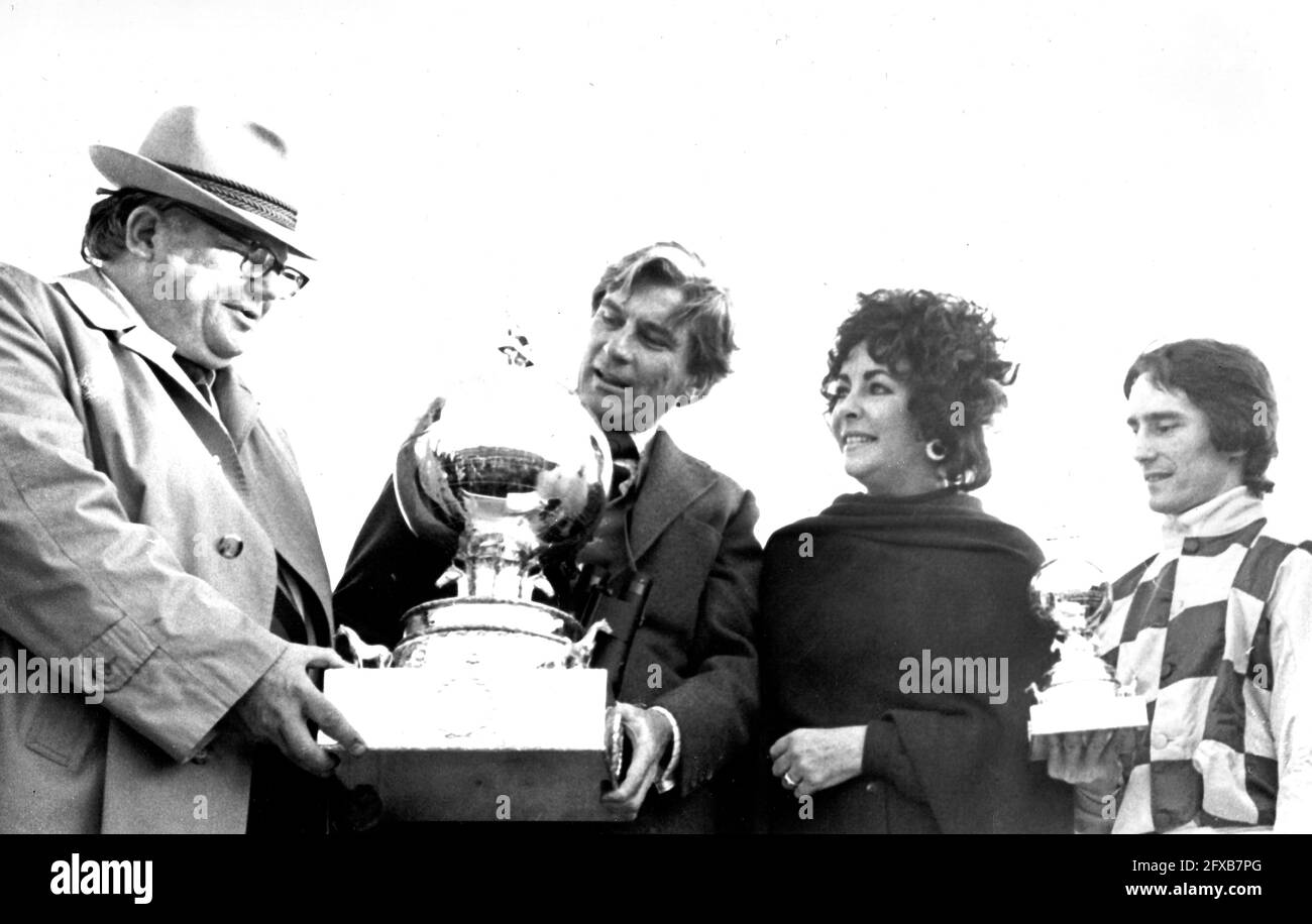 Nelson Bunker Hunt, left, owner of the French horse “Youth” receives ...