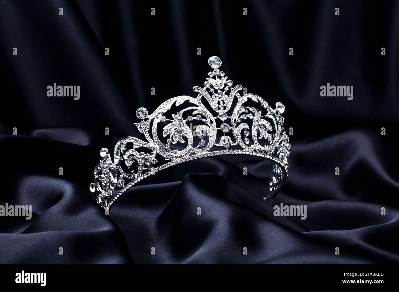 Beautiful silver tiara diamonds hi-res stock photography and images - Alamy