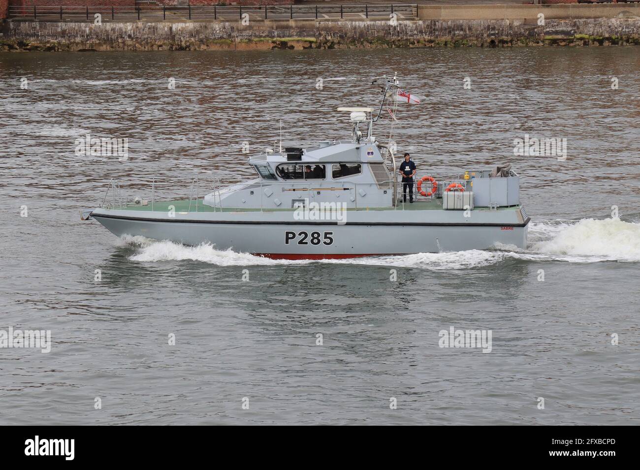 The Royal Navy Scimitar class patrol boat HMS SABRE (P285) passing Fort ...