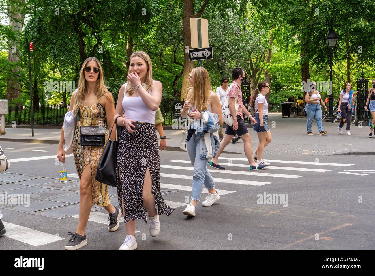 Masked women and unmasked women hi-res stock photography and images - Alamy