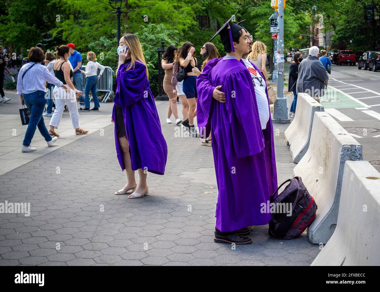Graduating New York University seniors pose for photos in Washington ...
