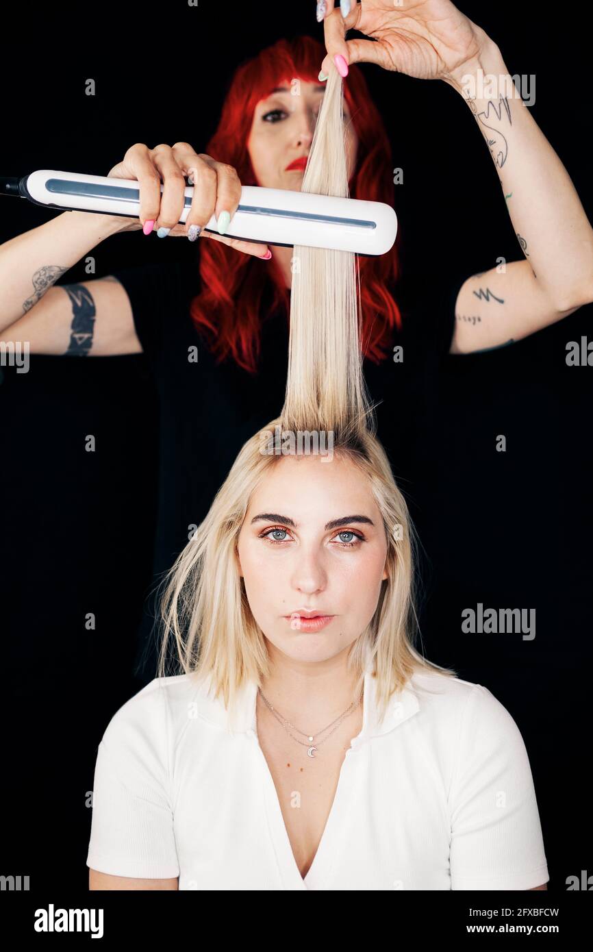 Hair straightening black woman hi-res stock photography and images - Alamy