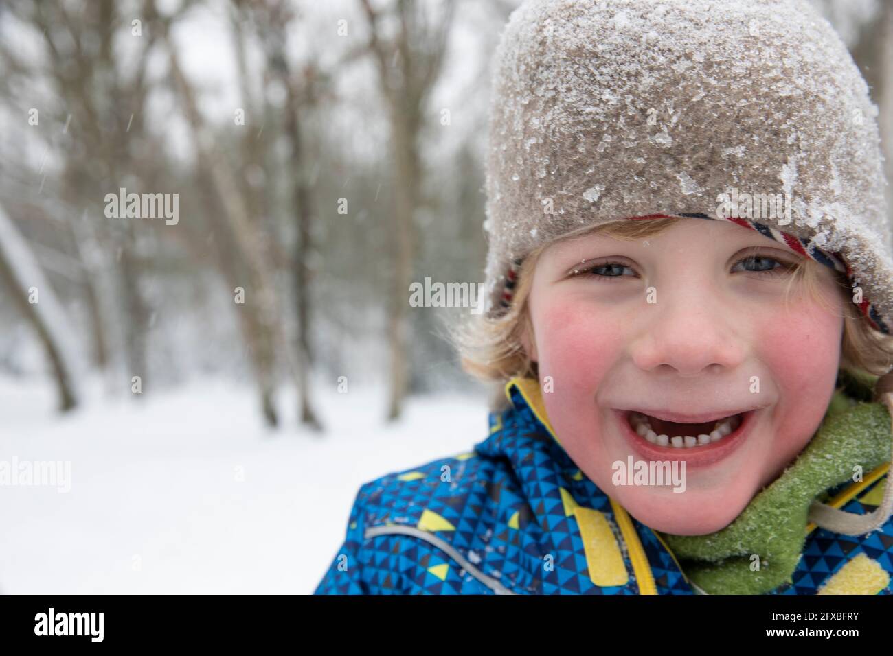Boy in snow hi-res stock photography and images - Alamy
