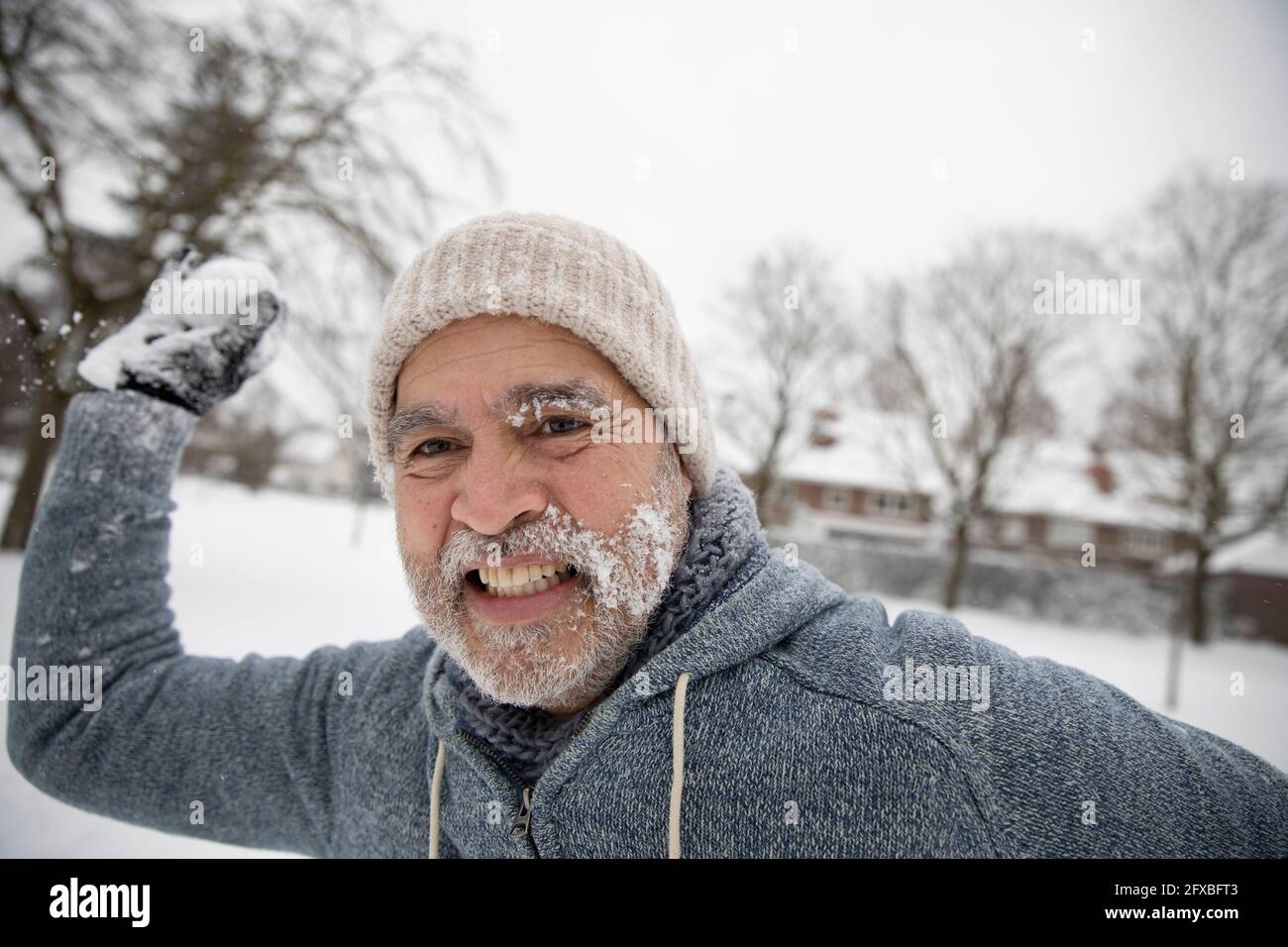 Man throwing snowball hi-res stock photography and images - Alamy