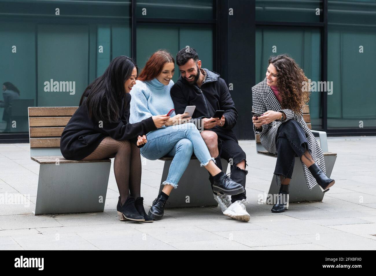 Group of women sitting bench hi-res stock photography and images - Alamy