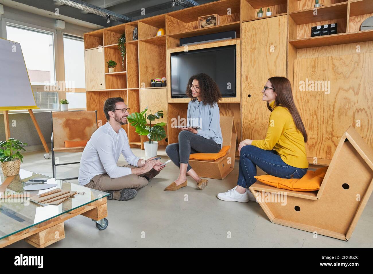 Man leader talking front group hi-res stock photography and images - Alamy