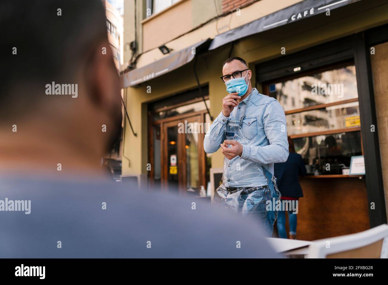 Customer in face mask hi-res stock photography and images - Alamy