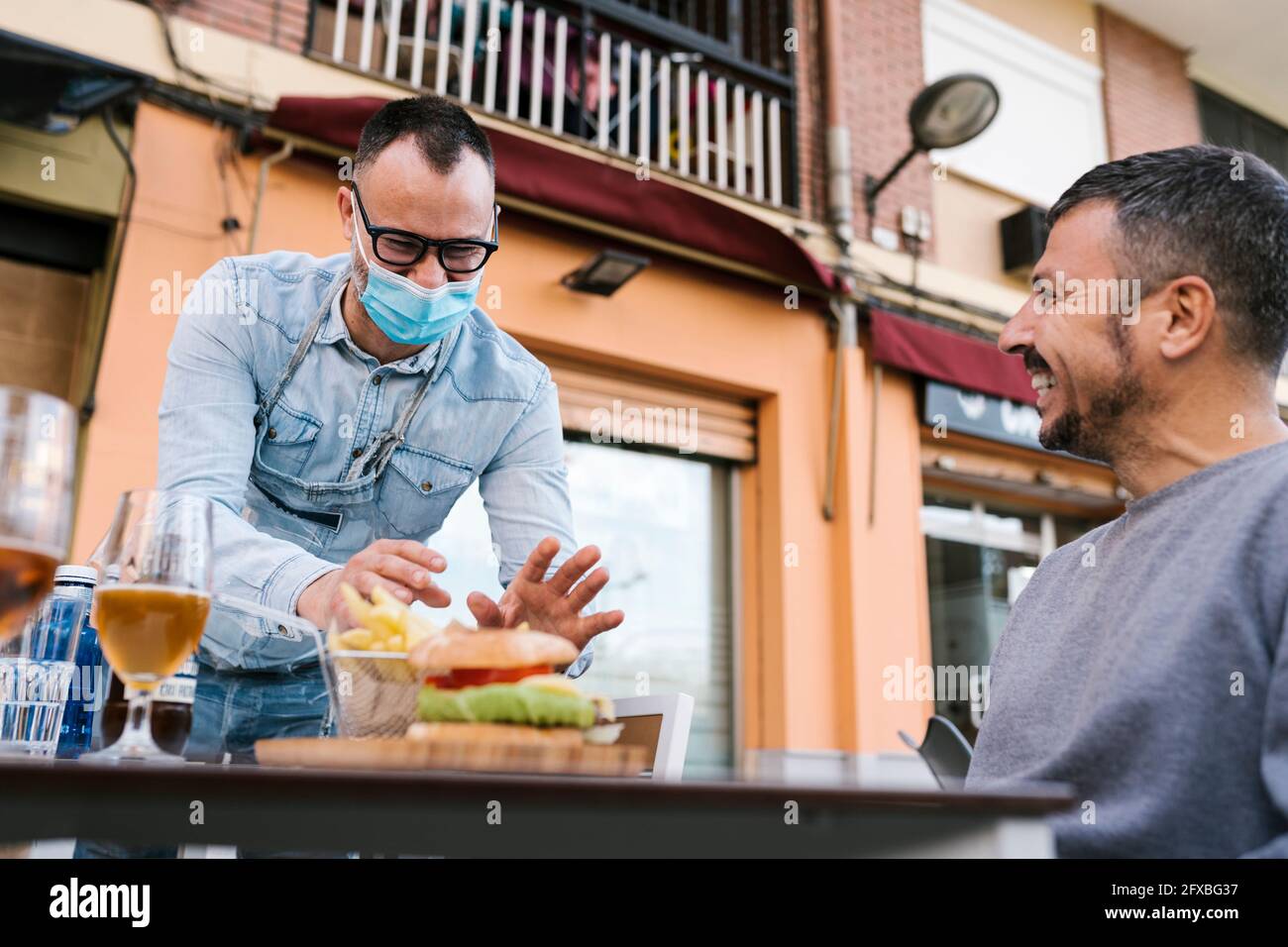 Customer outside hi-res stock photography and images - Alamy