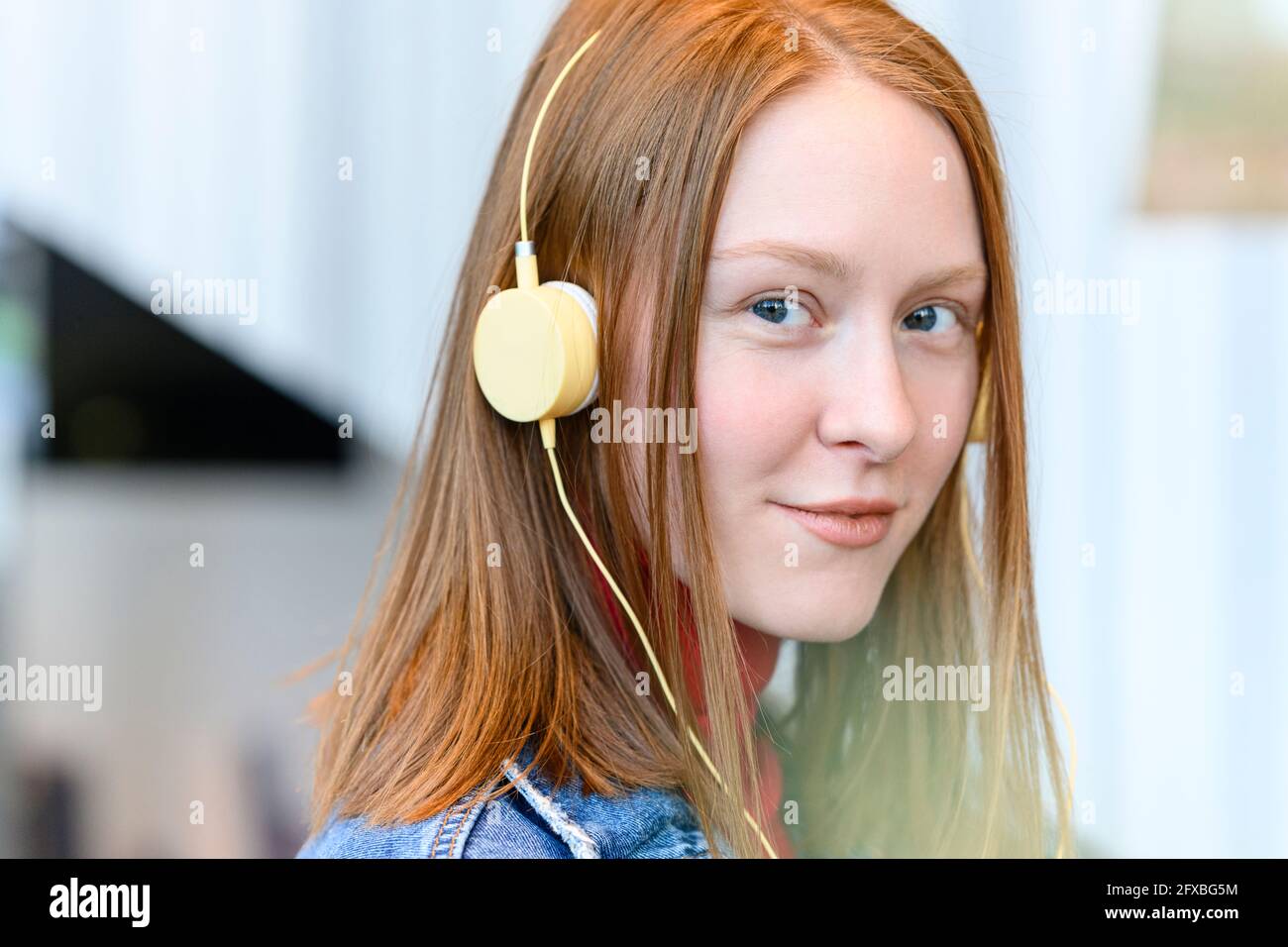 Beautiful woman headphones listening music hi-res stock photography and ...