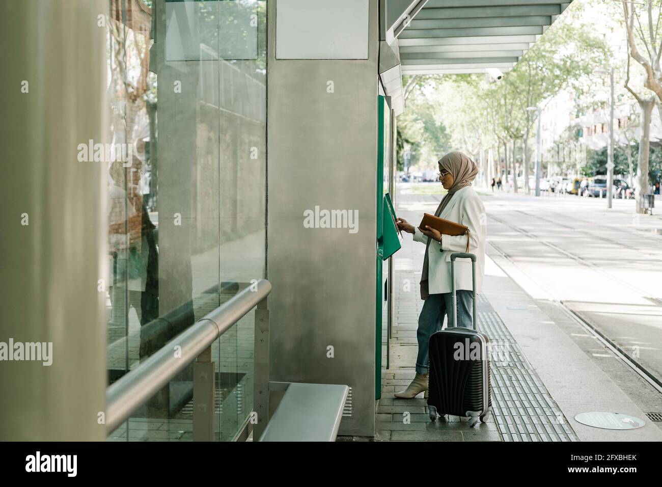 Platform ticket machine hi-res stock photography and images - Alamy