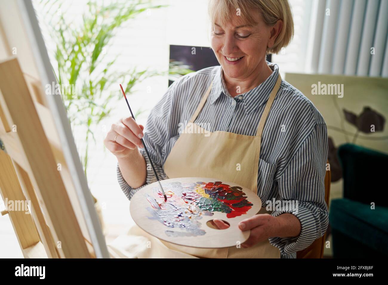 Mixing colors hi-res stock photography and images - Alamy