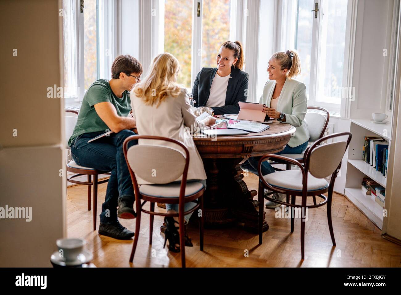 Event planner discussing hi-res stock photography and images - Alamy