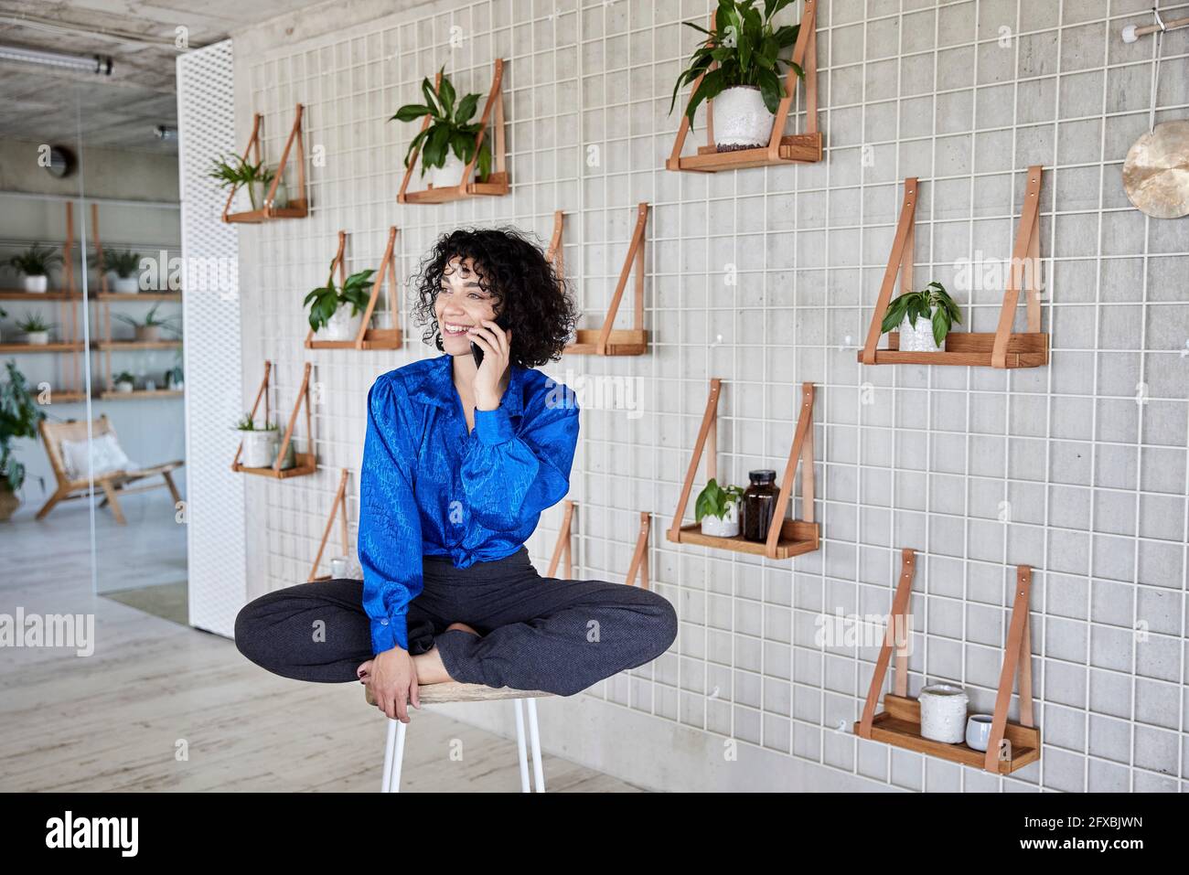 One legged stool hi-res stock photography and images - Alamy