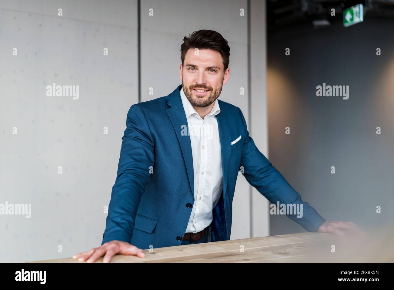 Man leaning on work table hi-res stock photography and images - Alamy