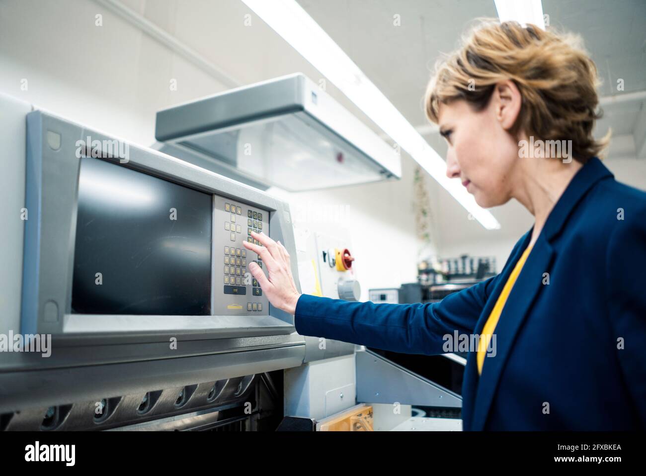 Checking in machine hi-res stock photography and images - Alamy