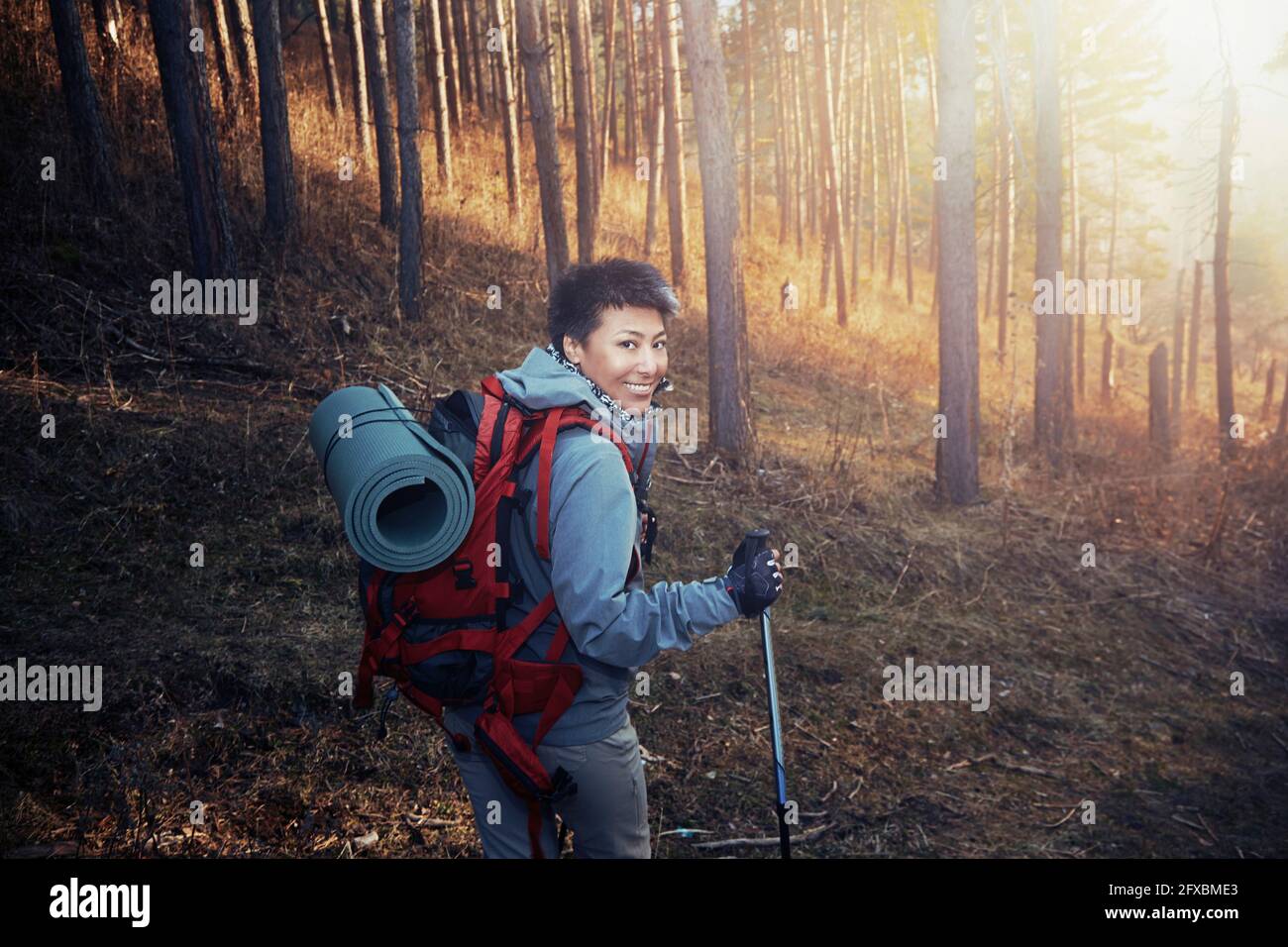 Women smiling looking over shoulder hi-res stock photography and images ...